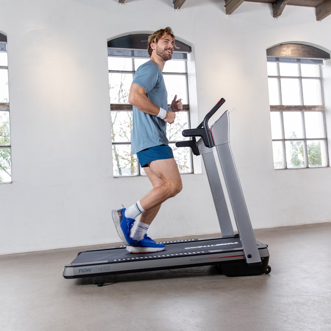 Flow Fitness Runner DTM400i Loopband - 99% Voorgemonteerd | Fitnessbenelux.nl